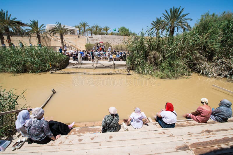 Heiliges Wasser Des Flusses Jordanien Redaktionelles Stockfotografie ...