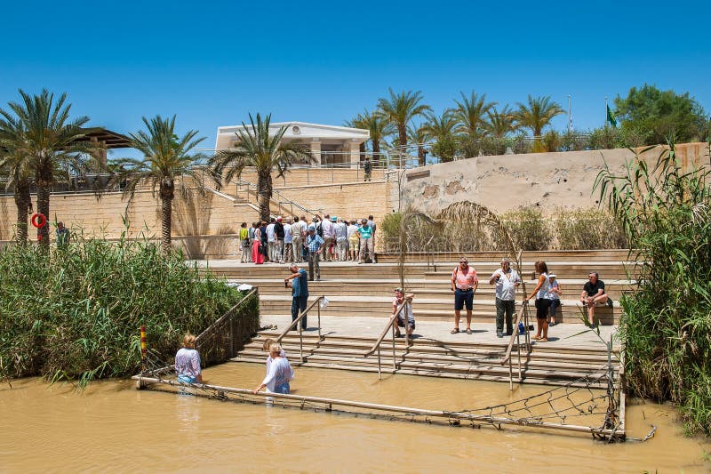 Heiliges Wasser Des Flusses Jordanien Redaktionelles Stockfoto - Bild ...