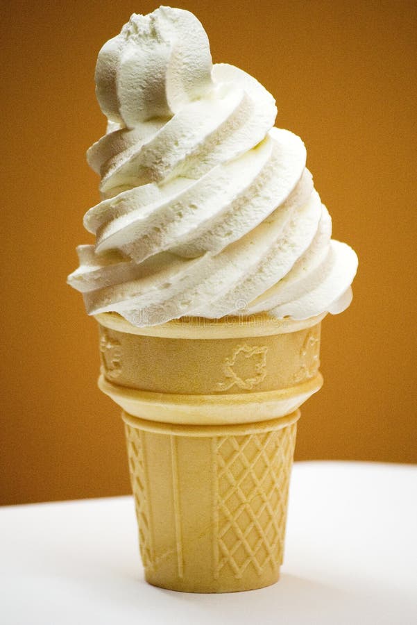 Helado Azotado Suave En Un Cono De La Oblea Foto de archivo - Imagen de ...