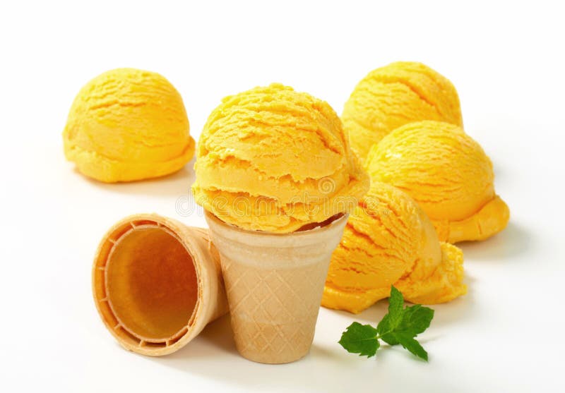 Helado amarillo foto de archivo. Imagen de cucharadas - 55920984