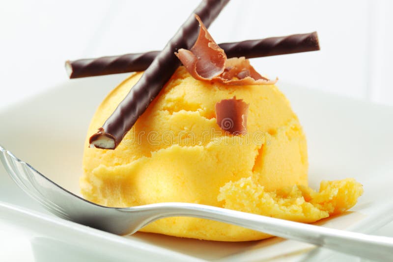 Helado Amarillo Con Los Palillos De La Menta Foto de archivo - Imagen ...