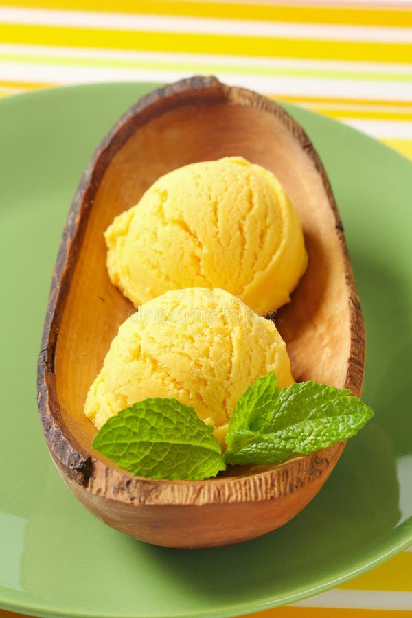 Cono de helado amarillo imagen de archivo. Imagen de crema - 37353015