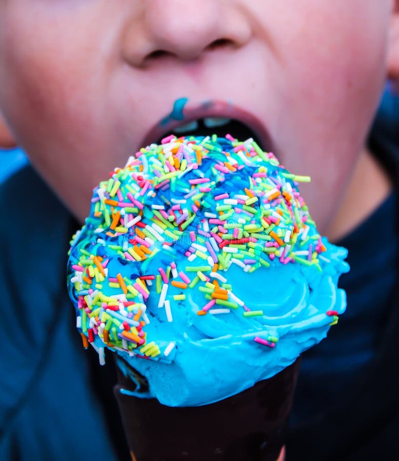 Helado azul fotografía editorial. Imagen de malsano, azul - 42612077