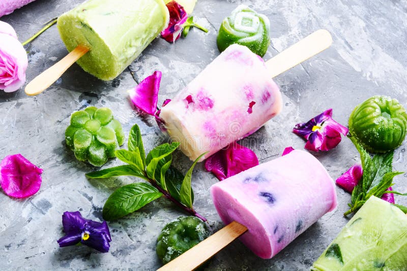 Helado Con El Gusto De Flores Foto de archivo - Imagen de cono ...