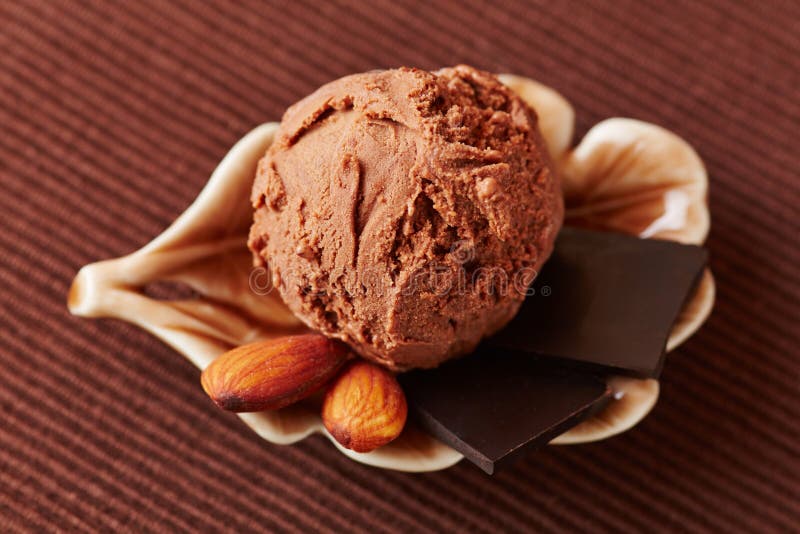 Helado Con Las Almendras, La Menta Y El Chocolate, Postre Imagen de ...