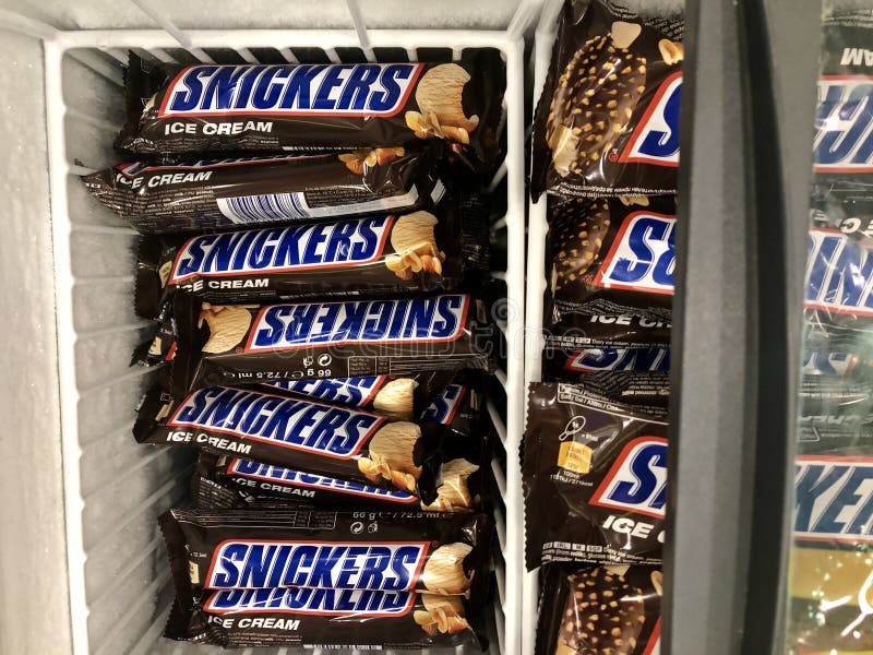 Helado de snickers foto de archivo editorial. Imagen de objeto - 201159973