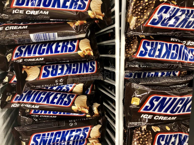 Helado de snickers fotografía editorial. Imagen de negocios - 201159987