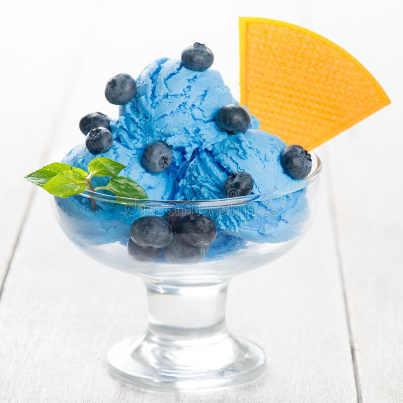 Cono de helado azul foto de archivo. Imagen de postre - 110585208