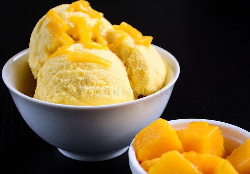 Helado Del Mango Con El Cono Imagen de archivo - Imagen de cono, mango ...