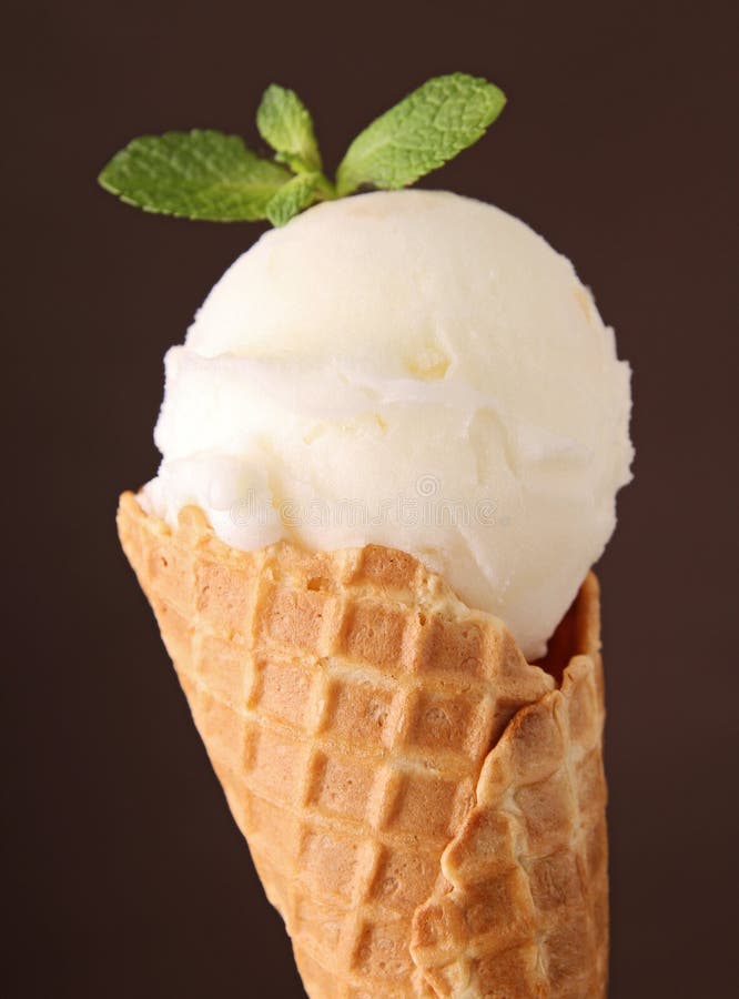 Helado en cono foto de archivo. Imagen de crema, galleta - 24185182