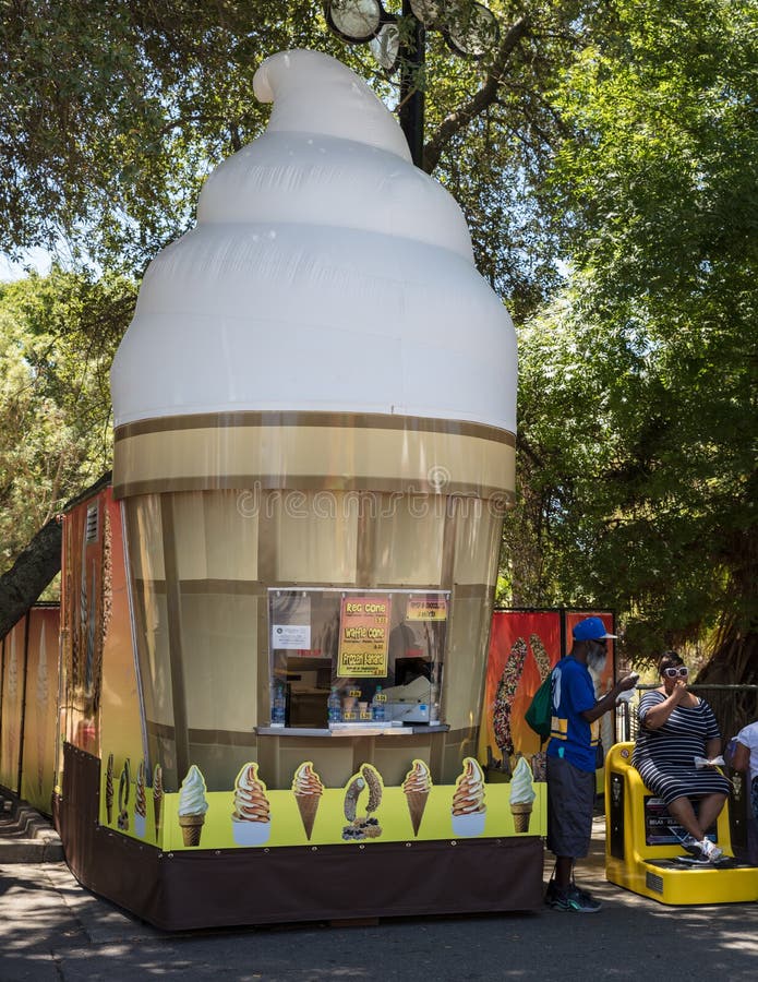 Helado En La Mitad Del Camino Centraa Foto de archivo editorial ...