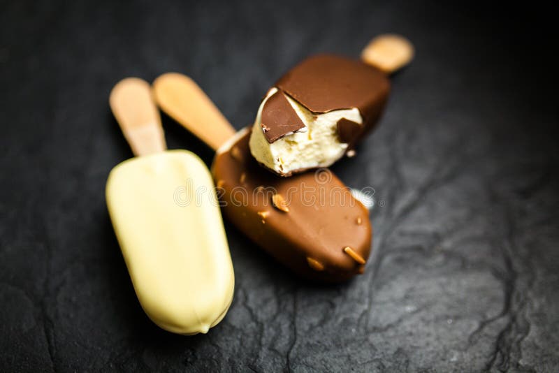 Helado en un palillo foto de archivo. Imagen de gris - 112698472