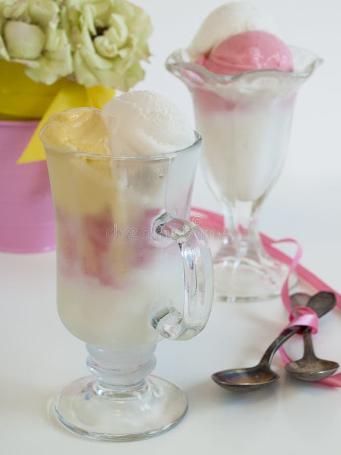 Helado italiano imagen de archivo. Imagen de amarillo - 25053433