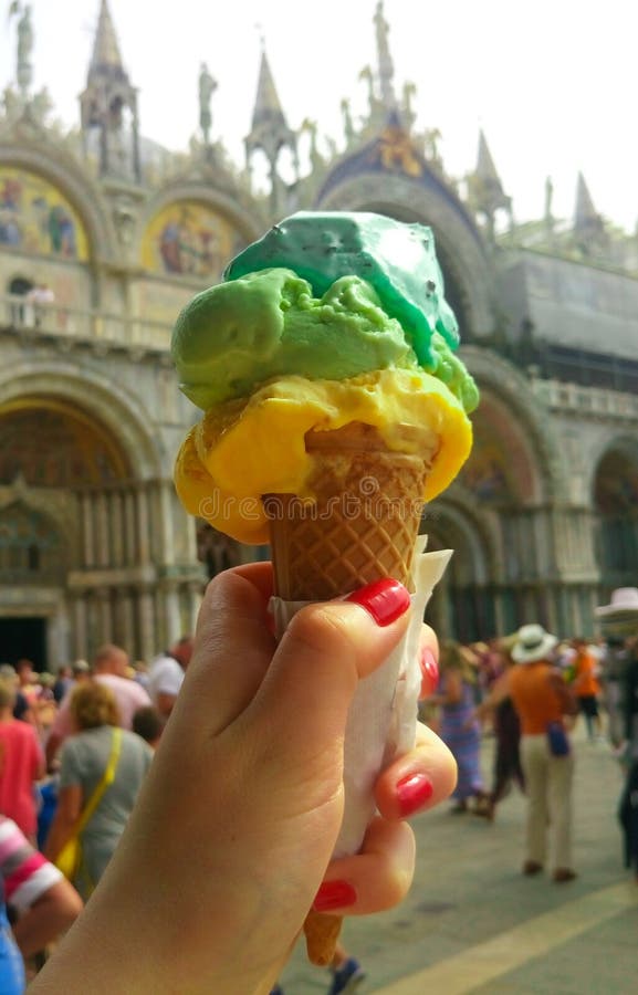 Helado italiano en venecia imagen de archivo. Imagen de turista - 222852851