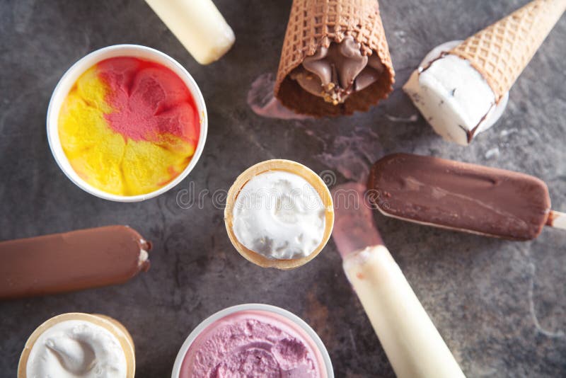 Helado. Waffle Cono Fresa Vainilla Chocolate Foto de archivo - Imagen ...