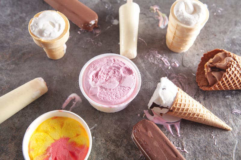 Helado. Waffle Cono Fresa Vainilla Chocolate Imagen de archivo - Imagen ...