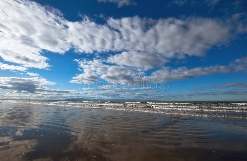 Heldere, Zonnige Dag Op Het Strand Stock Afbeelding - Image of mooi ...