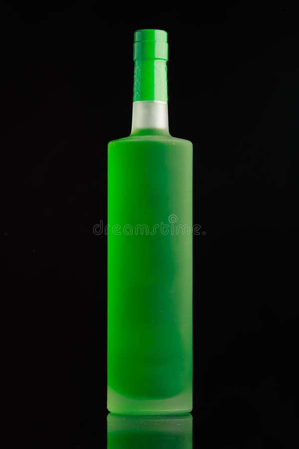 Fles groene alcohol stock afbeelding. Afbeelding bestaande uit ...