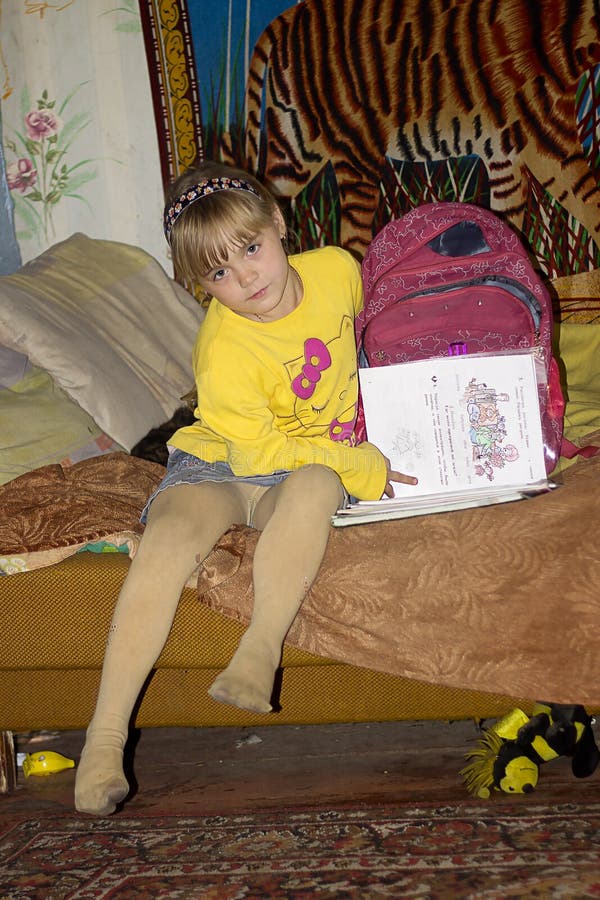 Helen legge un libro fotografia stock. Immagine di preda - 56987874