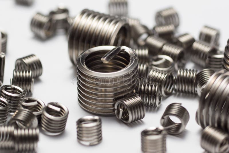 Helicoils M4 e M10 foto de stock. Imagem de branco, grupo - 67493560