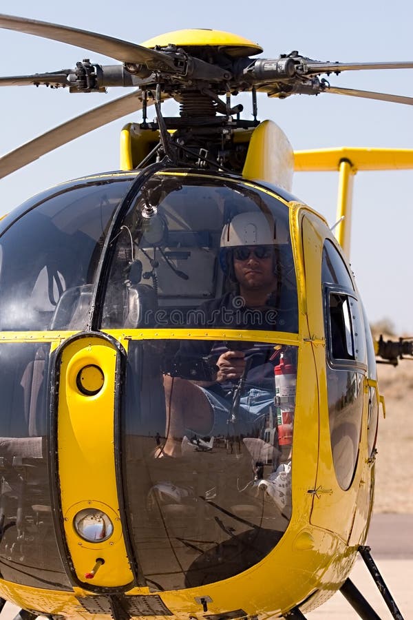 Helikopterpilot arkivfoto. Bild av hjälm, strömbrytare - 1358732
