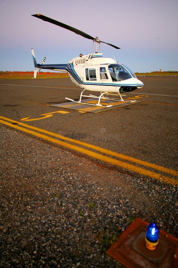 Hangar Del Helicóptero, Lleno De Robinson R44 Foto de archivo - Imagen ...