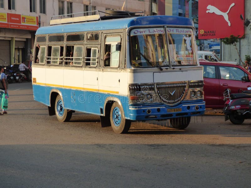 Hell gemalter Bus Indien redaktionelles stockfotografie. Bild von ...