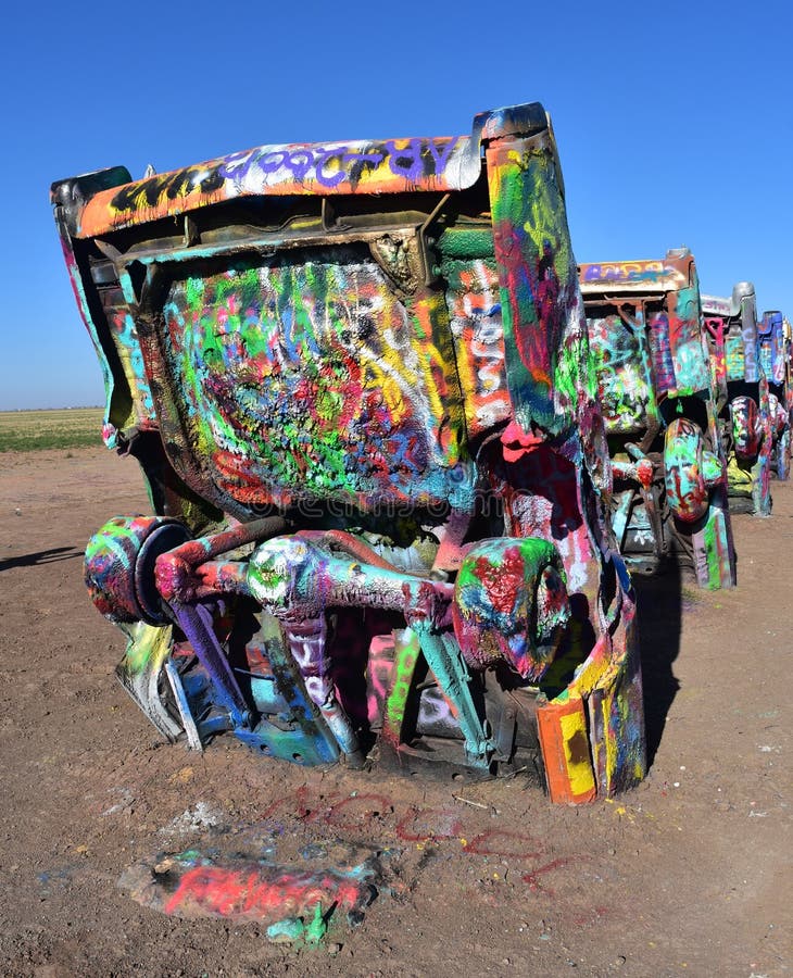 Bunte Gemalte Alte Autos in Amarillo Texas Auf Route 66 Redaktionelles ...
