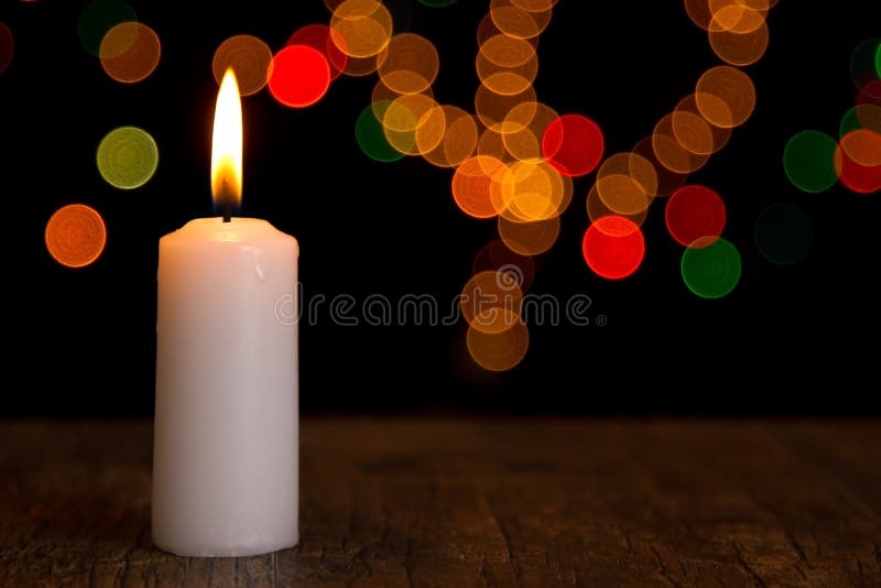 Helle Nahaufnahme Der Kerze Mit Bokeh Stockbild - Bild von kerzendocht ...