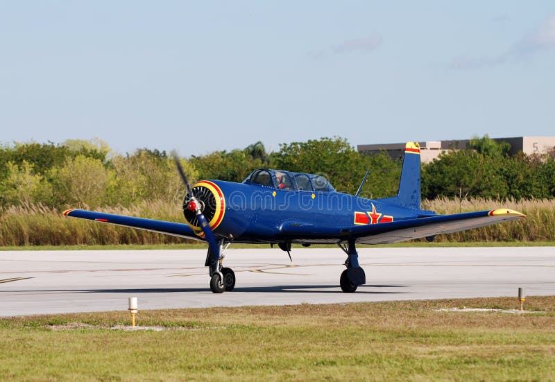 Helles Propellerflugzeug stockfoto. Bild von privat, laufbahn - 11548778