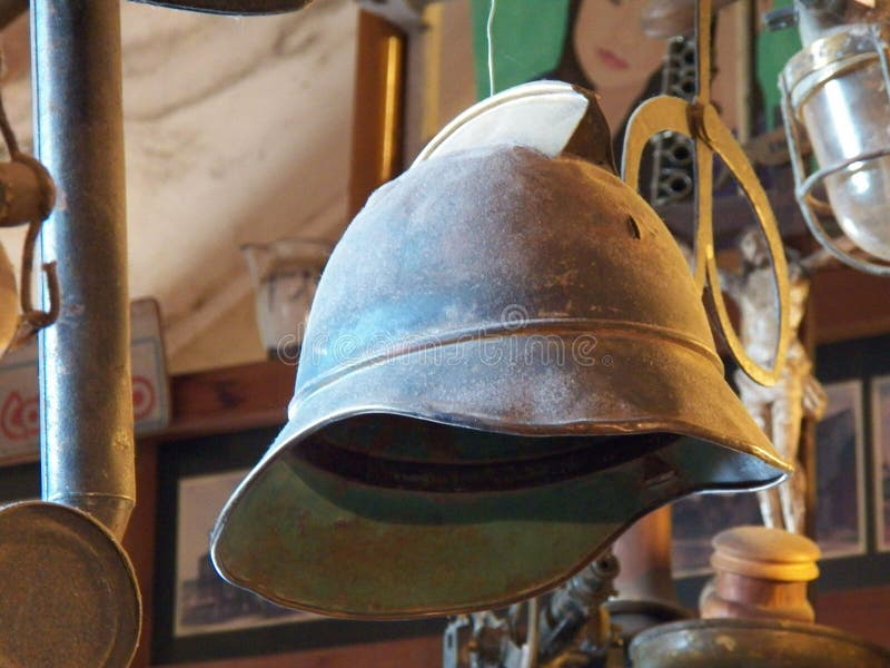 Oude Helm Voor Brandweerman Stock Afbeelding - Afbeelding bestaande uit ...
