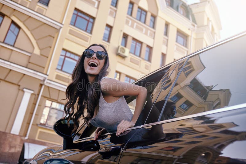 Hembra Que Se Inclina Hacia Fuera De La Ventanilla Del Coche Imagen de ...