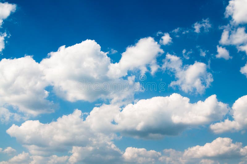 Perspectiefmening Aan Dunne Witte Wolken in De Blauwe Hemel Stock ...