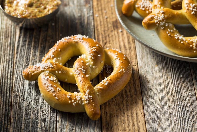 Hemlagade Bayerska Mjuka Kringlor Fotografering för Bildbyråer - Bild ...