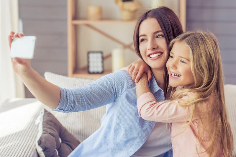 Hemmastadda Mamma Och Dotter Fotografering För Bildbyråer Bild Av