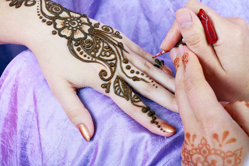 Henna applying stock image. Image of artwork, hand, cosmetic - 33360773