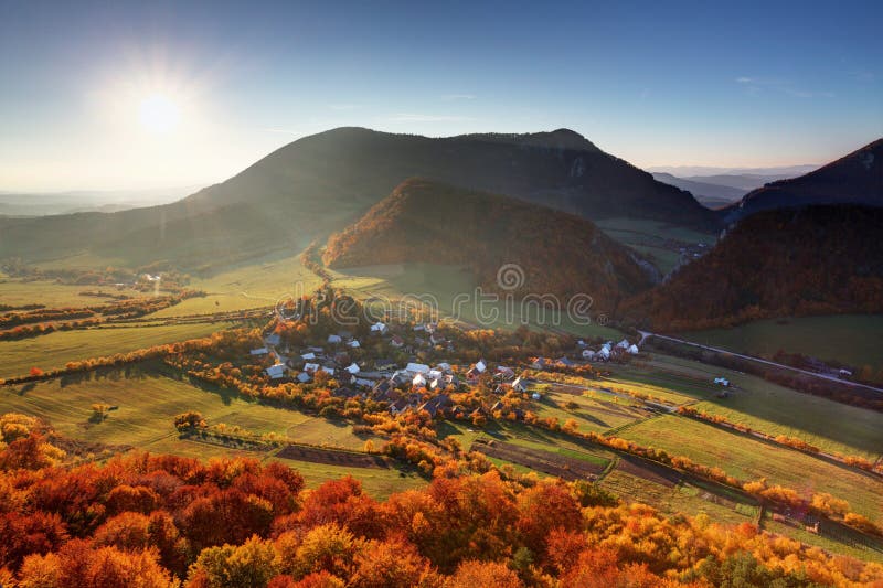 Slowakei-Landschaft - Sommerbergpanorama - Nizza Dorf O Stockbild ...