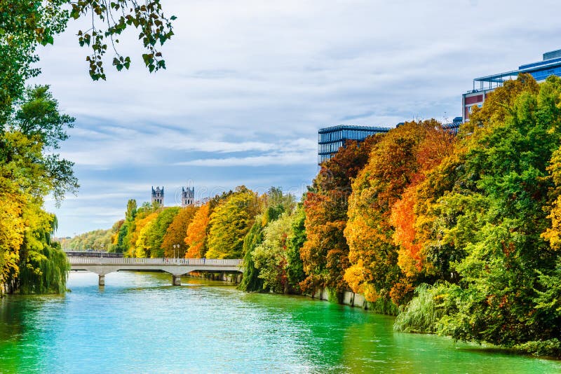 Isar-Fluss Eine St- Annachurchautumn Landschaft Durch Lehel in München ...