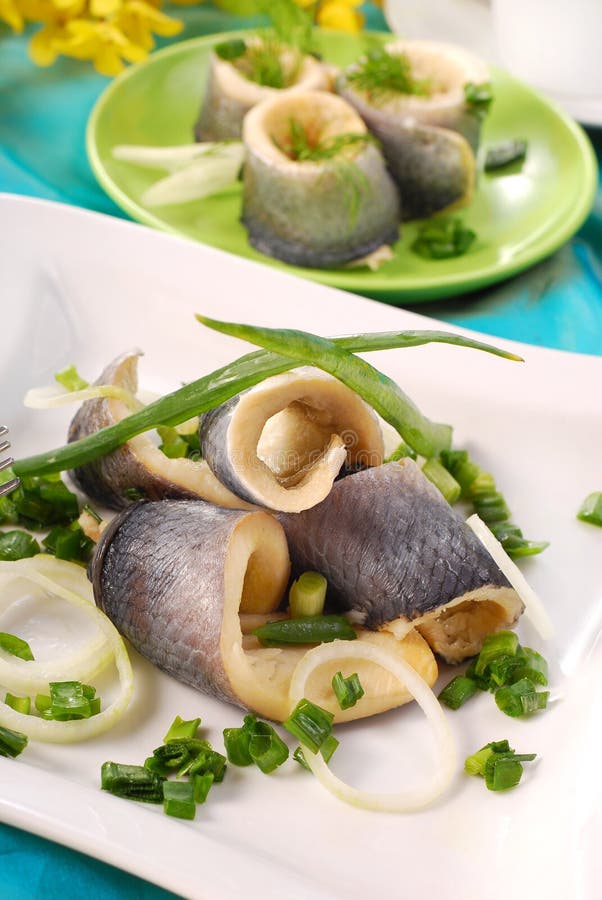 Heringe mit Schnittlauch stockbild. Bild von tabelle - 13231303