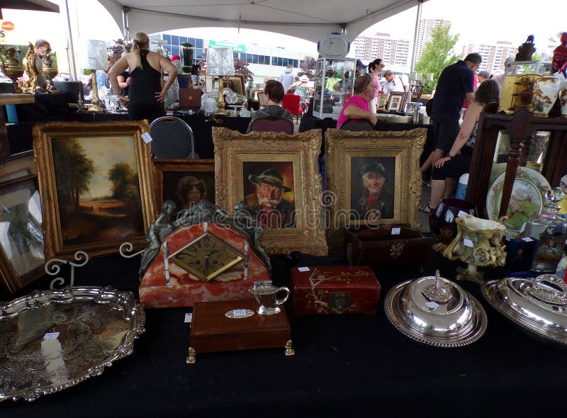 The Heritage Antique Market Editorial Image - Image of glassware ...