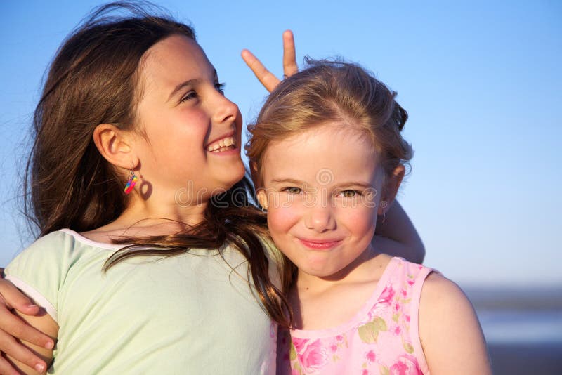 Hermanas foto de archivo. Imagen de amigo, rosa, exterior - 18732904