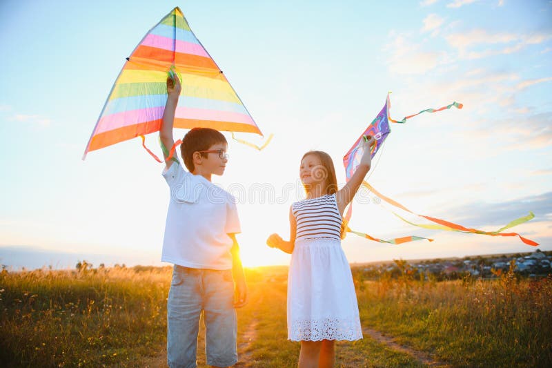 Hermano Y Hermana Jugando Con Cometas Y Aviones En El Campo Al