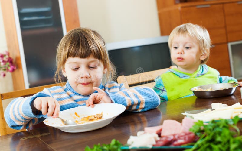 El Niño Pequeño Lindo Está Comiendo La Ensalada Vegetal Foto de archivo ...