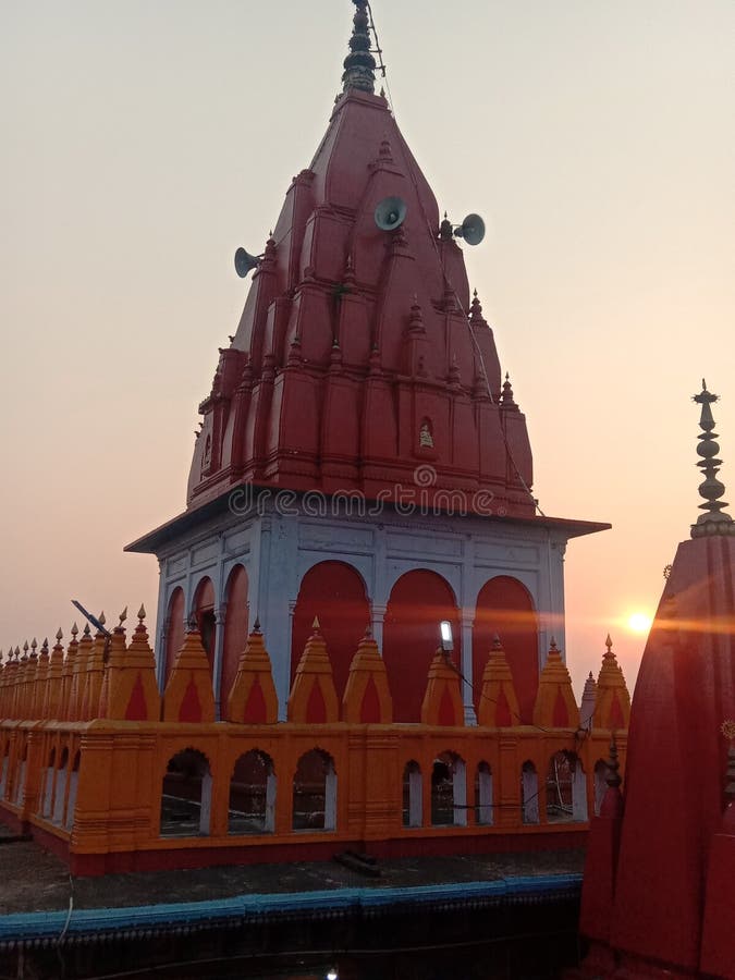 Hermosa Arquitectura De Mandir Y Puesta De Sol Imagen de archivo ...