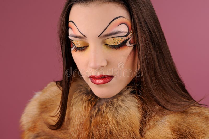 Hermosa cara de una modelo foto de archivo. Imagen de elegancia - 157051674