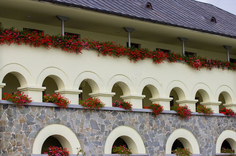 Hermosa Fachada De Un Edificio Con Flores Y Arcos Foto de archivo ...