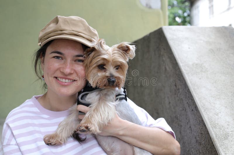 Hermosa Joven Que Pasa Tiempo Con Su Perro Foto de archivo - Imagen de ...