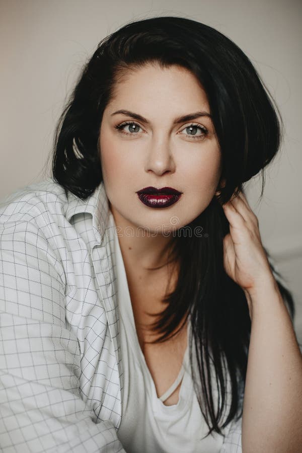 Hermosa Modelo De Morena Positiva Corporal En Estudio Imagen de archivo ...