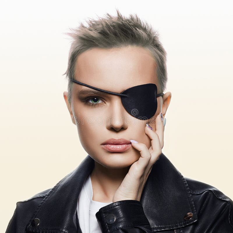 Hermosa Mujer Con Parche En El Ojo Y Pelo Corto Foto De Archivo Imagen De Cara Cuero 260443294