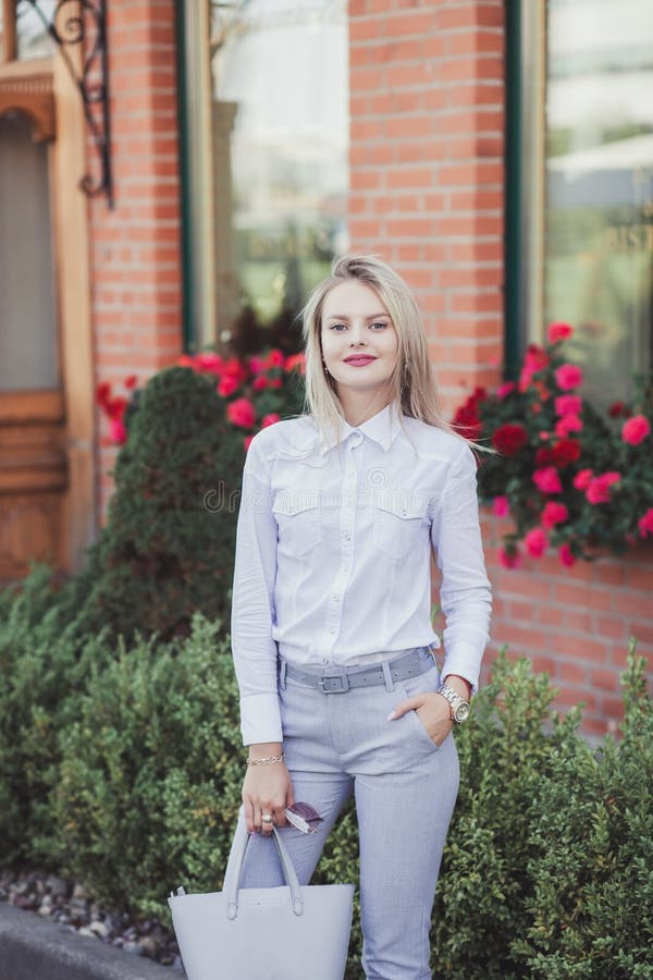 Hermosa Mujer Elegante Caminando Con Ropa Formal Imagen de archivo ...